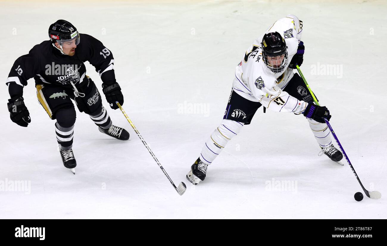Jake Ryczek von Nottingham Panthers (links) und Connor Lee von ...