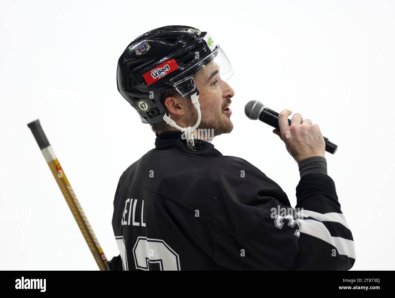 Carl Neill von Nottingham Panthers hält eine Rede nach dem Adam Johnson ...