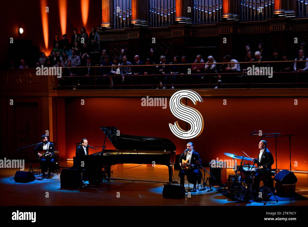 Prag, Tschechische Republik. November 2023. Von links: Gitarrist Vladko ...