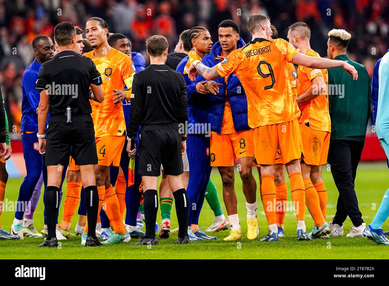 Amsterdam, Niederlande. November 2023. AMSTERDAM, NIEDERLANDE - 18. NOVEMBER: Virgil van Dijk ...