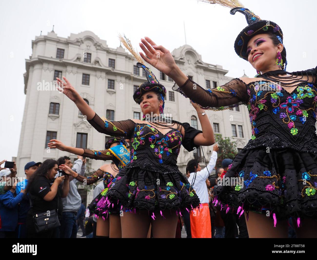 Lima, Peru. November 2023. Tanzfrauen in traditionellen Kostümen tanzen ...