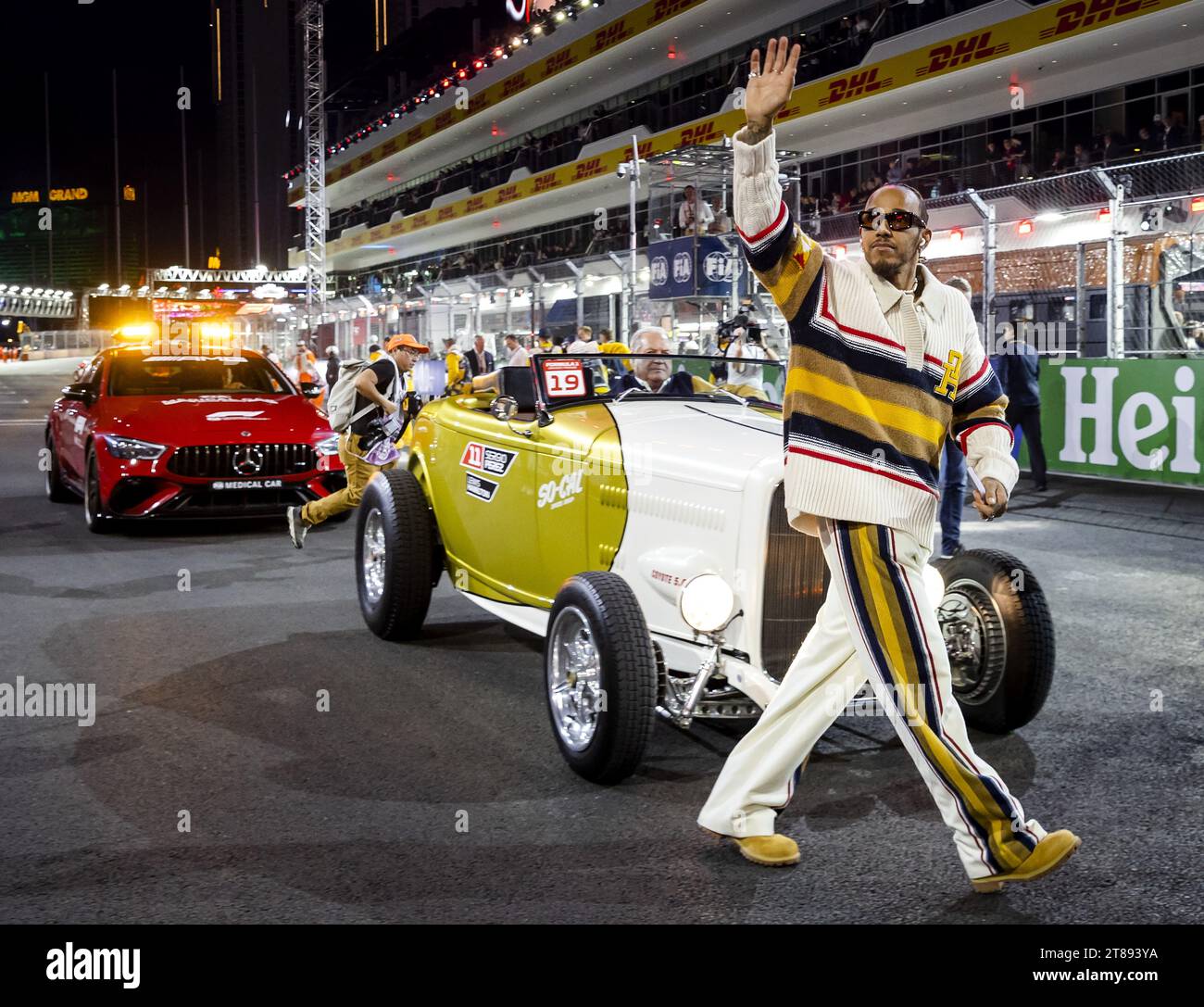 LAS VEGAS - Lewis Hamilton (Mercedes) während der Fahrerparade vor dem ...