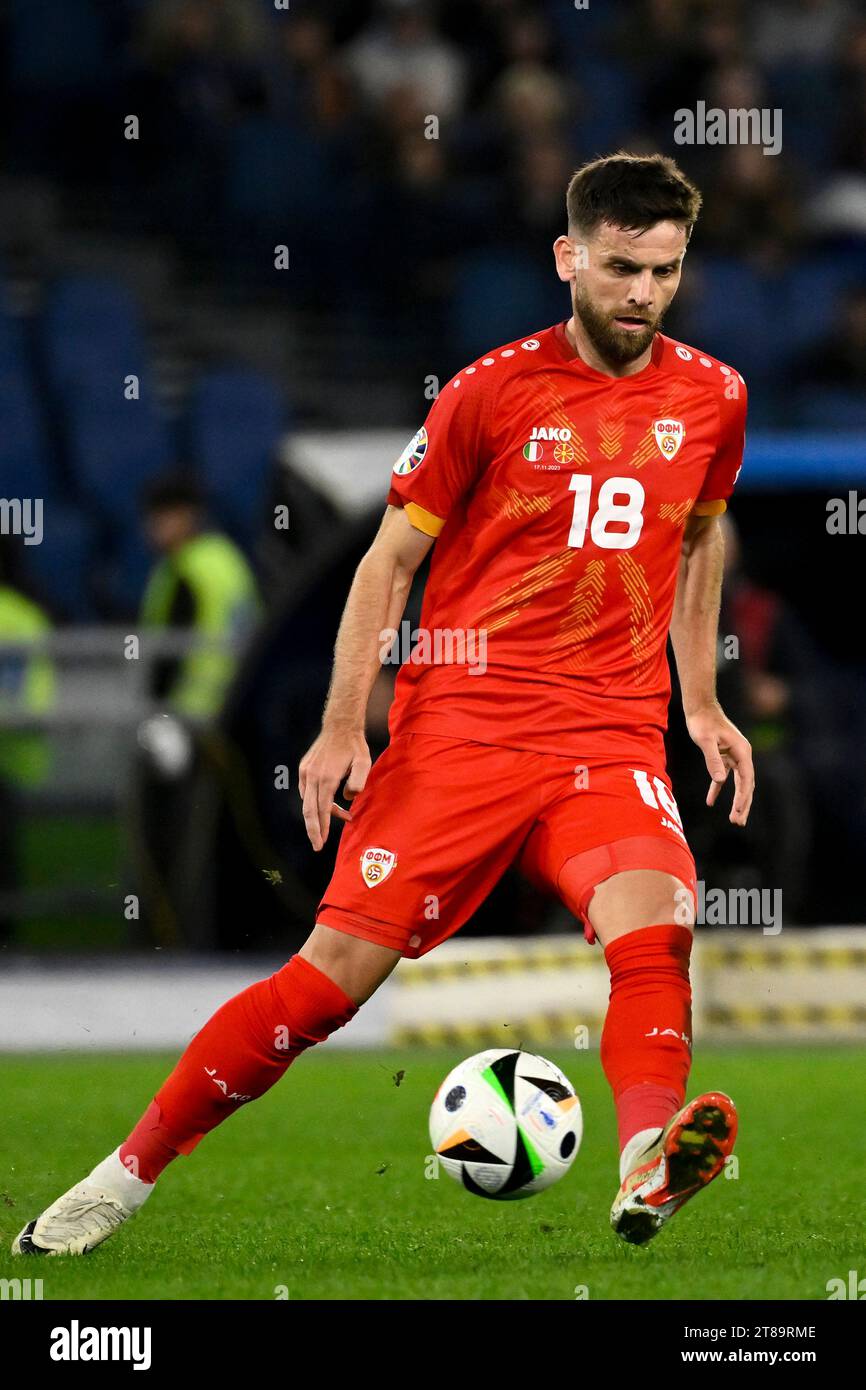 Isnik Alimi aus Nordmakedonien im Einsatz beim Fußball ...