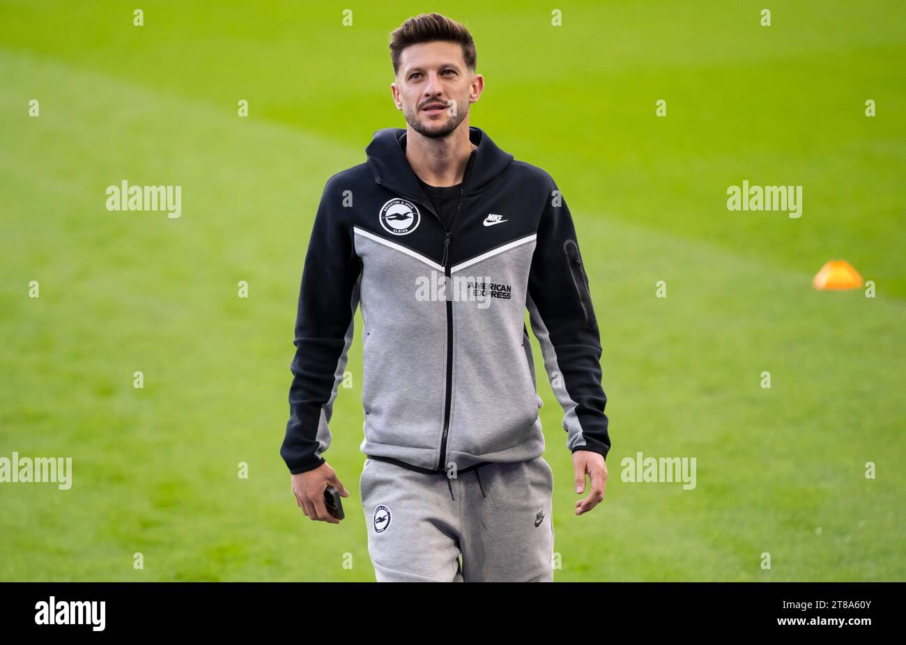 Mittelfeldspieler adam lallana -Fotos und -Bildmaterial in hoher ...