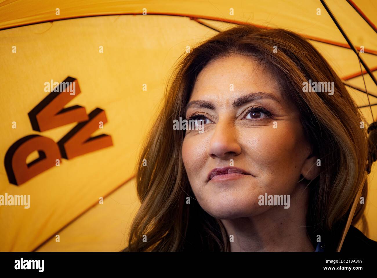 AMSTERDAM - Parteichef Dilan Yesilgoz auf dem Weg zum Café Karavaan ...