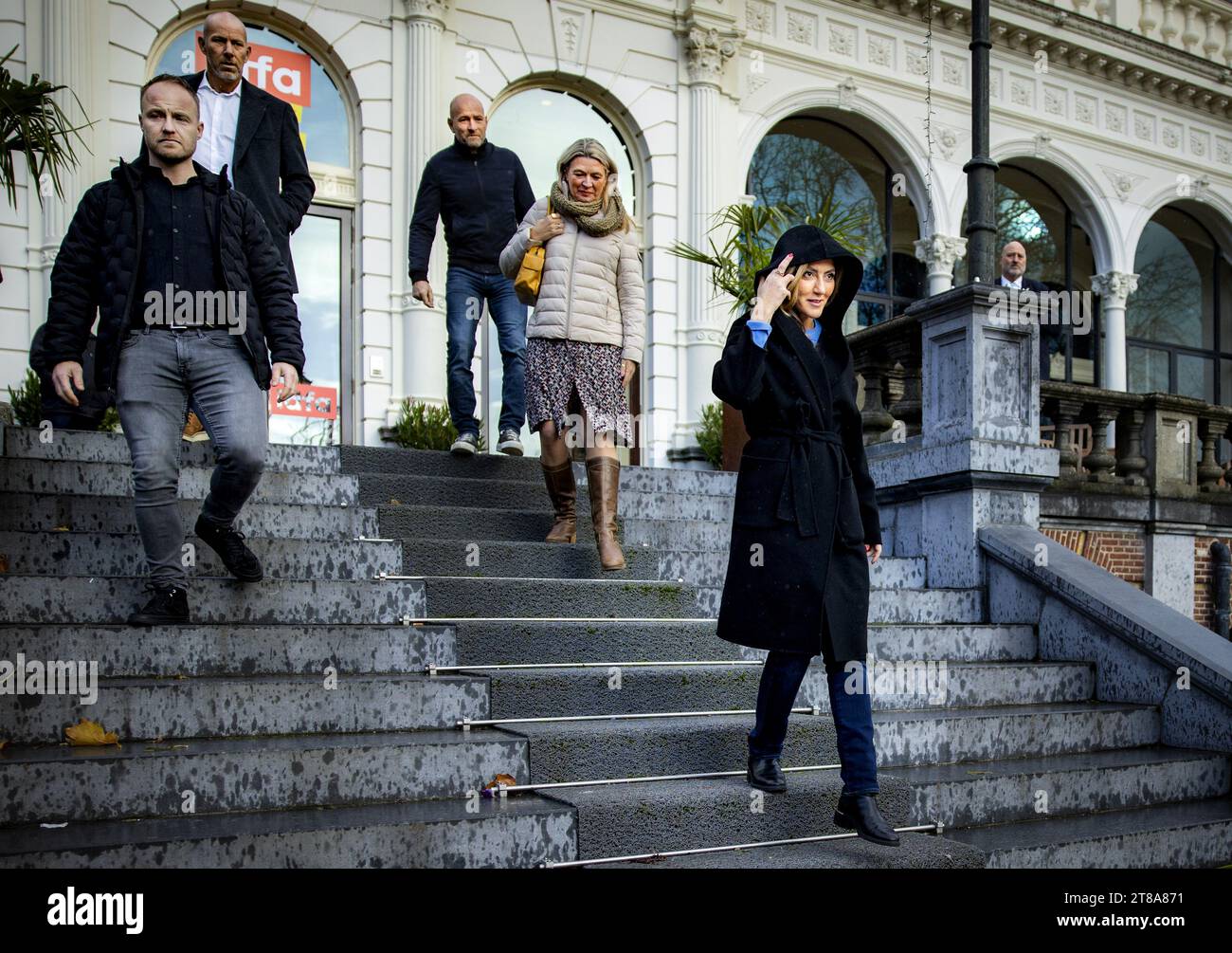 AMSTERDAM - Parteichef Dilan Yesilgoz auf dem Weg zum Café Karavaan ...