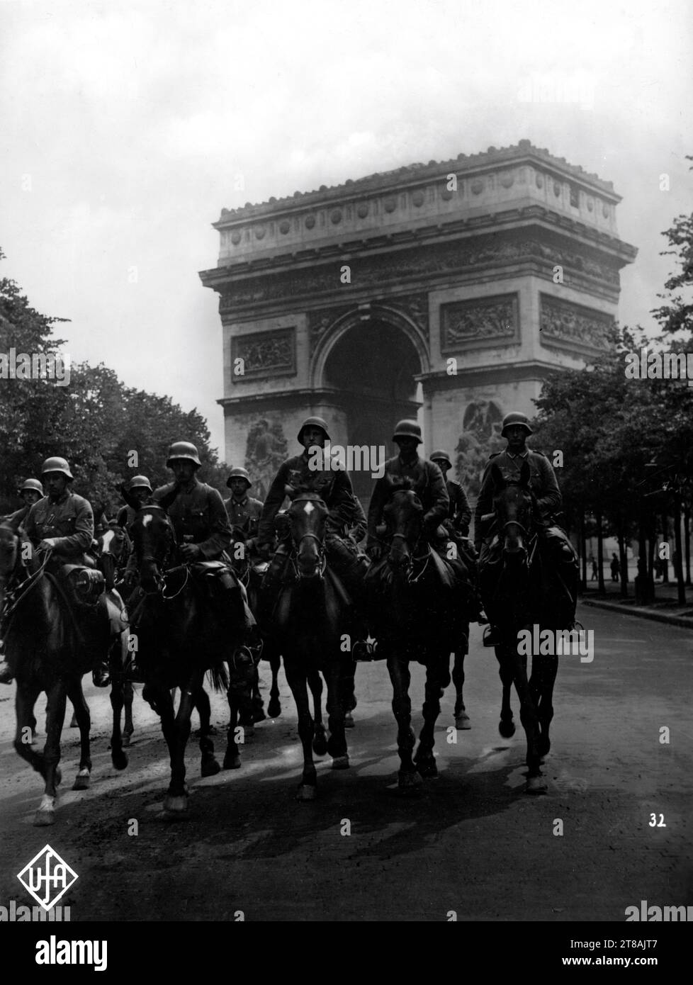 Deutsche Soldaten zu Pferd marschieren durch den Arc de Triomphe in ...