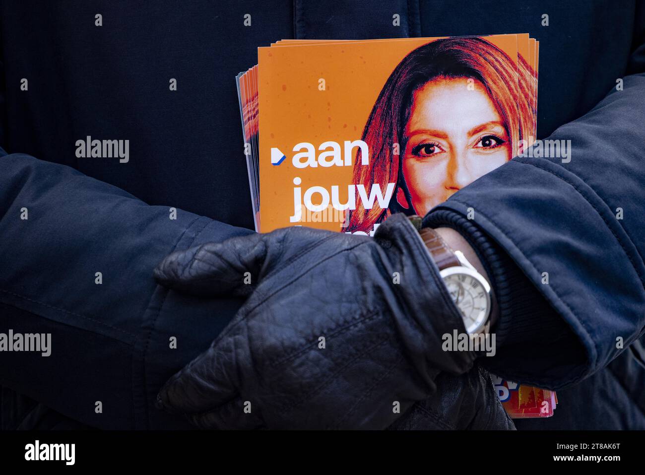 AMSTERDAM - Parteichef Dilan Yesilgoz auf dem Weg zum Café Karavaan ...