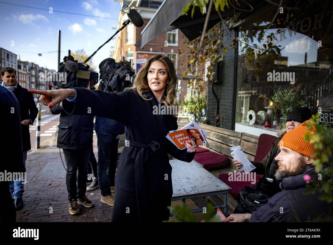AMSTERDAM - Parteichef Dilan Yesilgoz auf dem Weg zum Café Karavaan ...