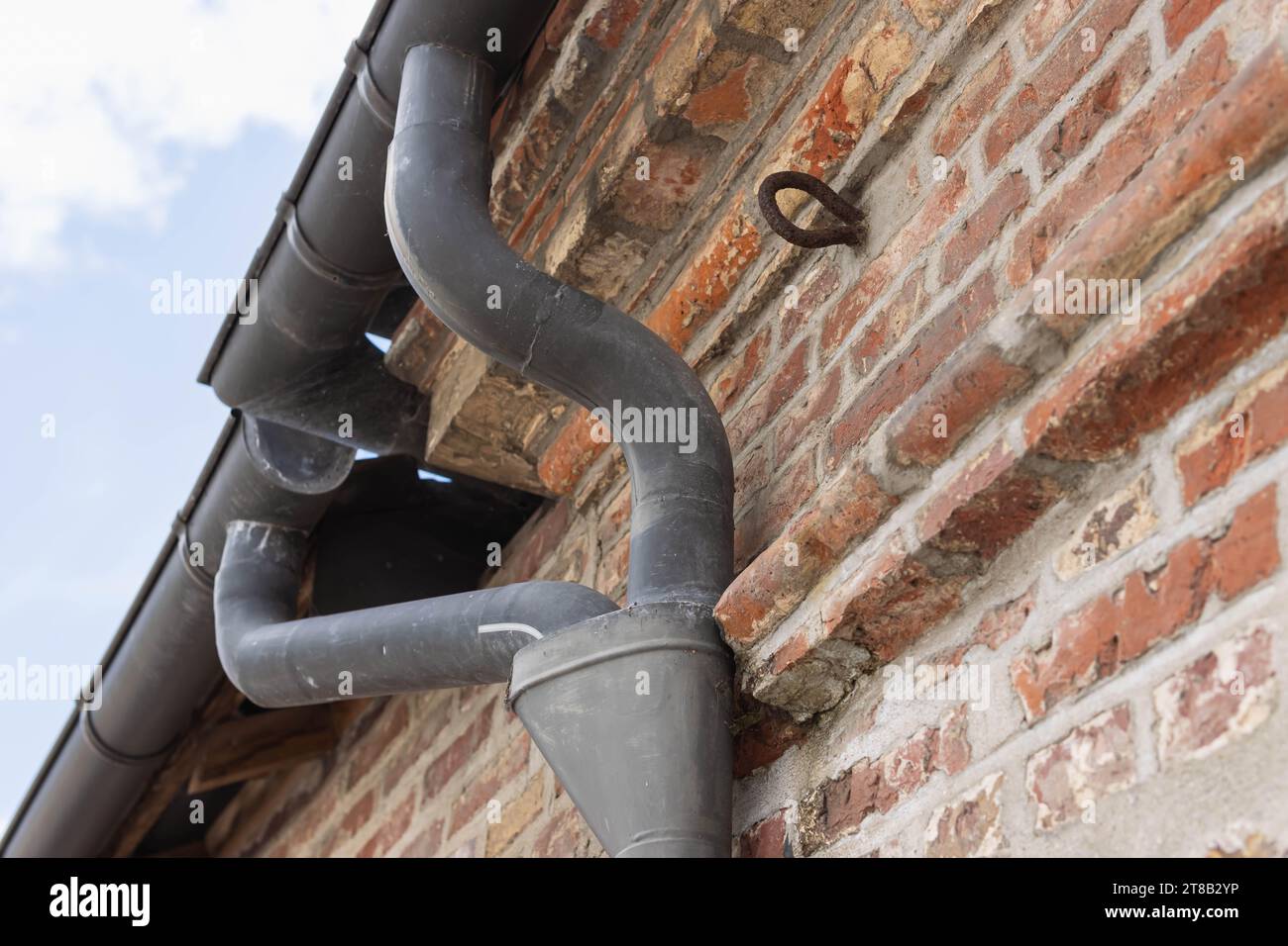 Die alte Dachrinne, der fallrinne, ist ein Rohr, um Regenwasser aus der ...