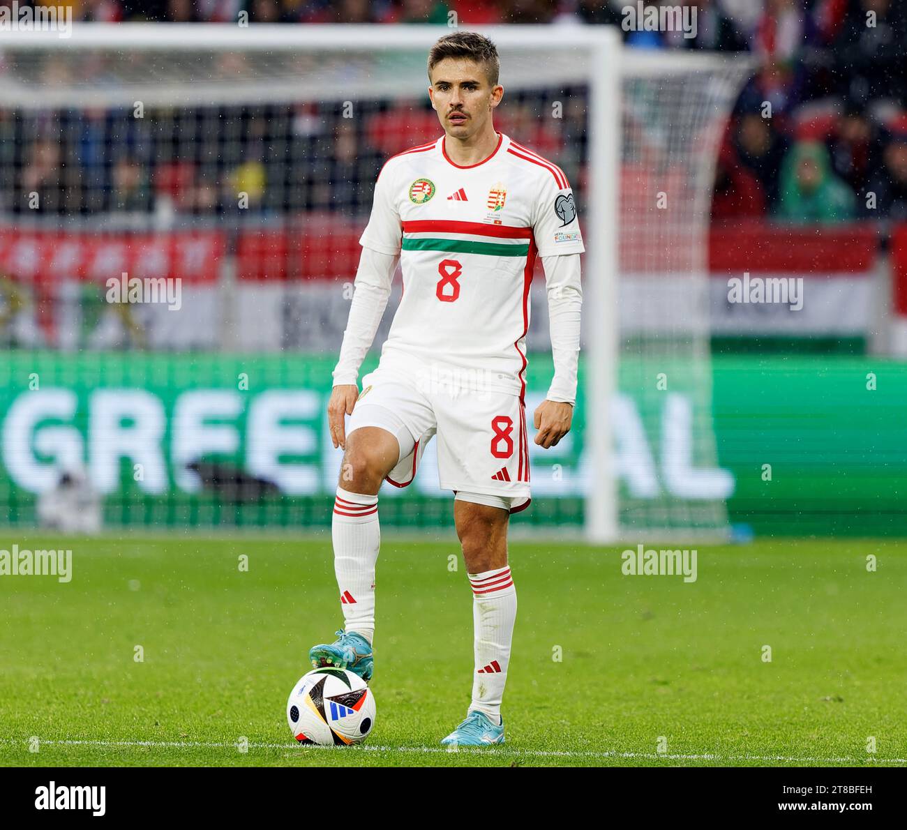 Budapest, Ungarn. November 2023. Adam Nagy aus Ungarn sieht sich beim ...