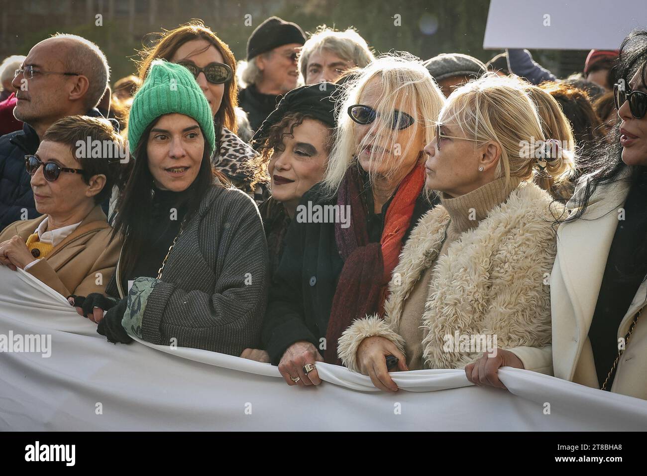 Paris, Frankreich. November 2023. Ariane Ascaride, Lubna Azabal, Laure ...