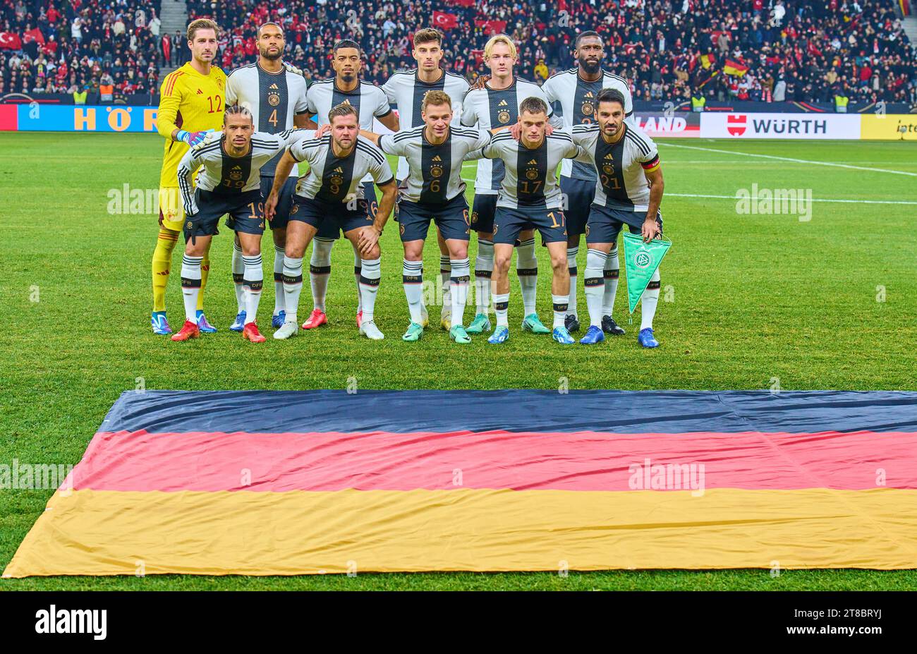 Teamfoto: Oben: Kevin Trapp, DFB 12, Jonathan Tah, DFB 4 Benjamin ...