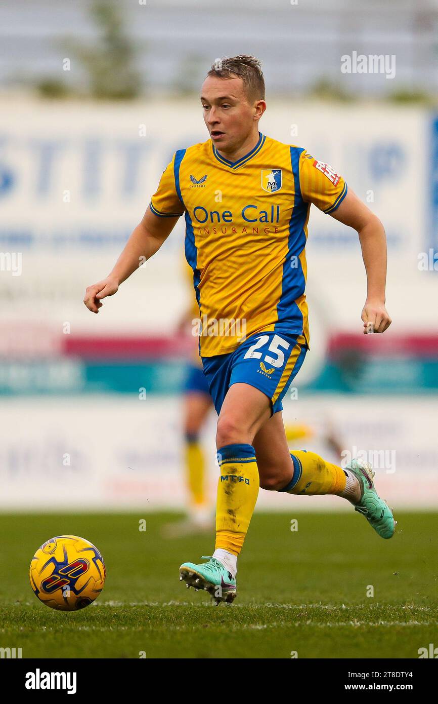 Louis Reed von Mansfield Town während des Spiels der Sky Bet League Two ...