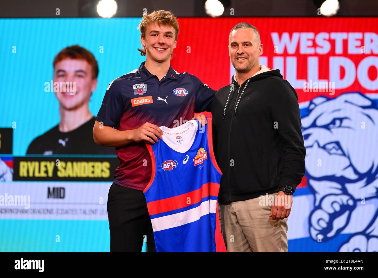 Melbourne, Australien. November 2023. Lindsay Gilbee präsentiert Ryley ...