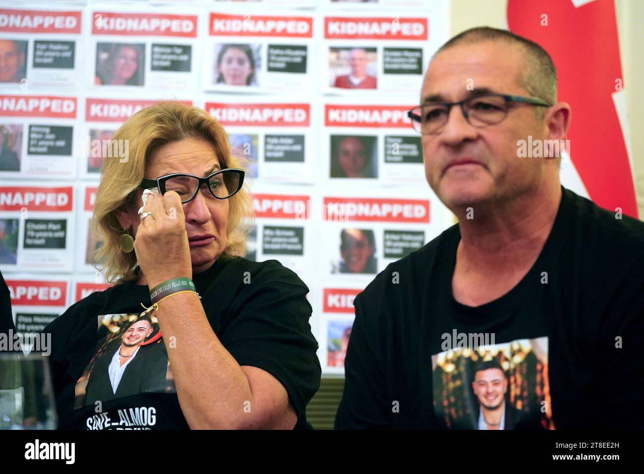 Orit Meir, die Mutter von Almog Meir Jan, 21 Jahre alt, der derzeit mit ...