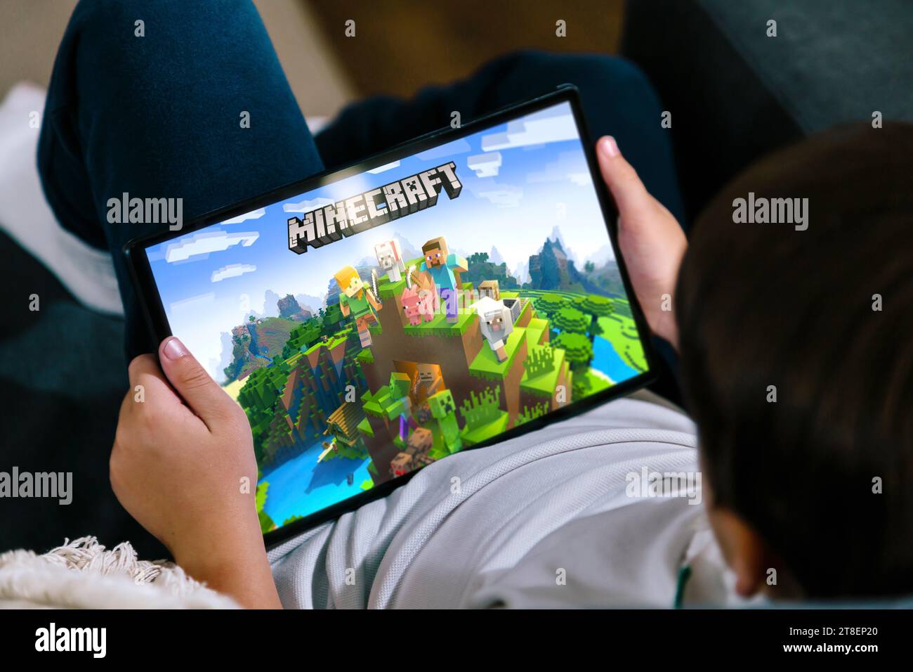 Kleiner Junge, der Minecraft-Spiel auf einem Tablet spielt. Minecraft ...