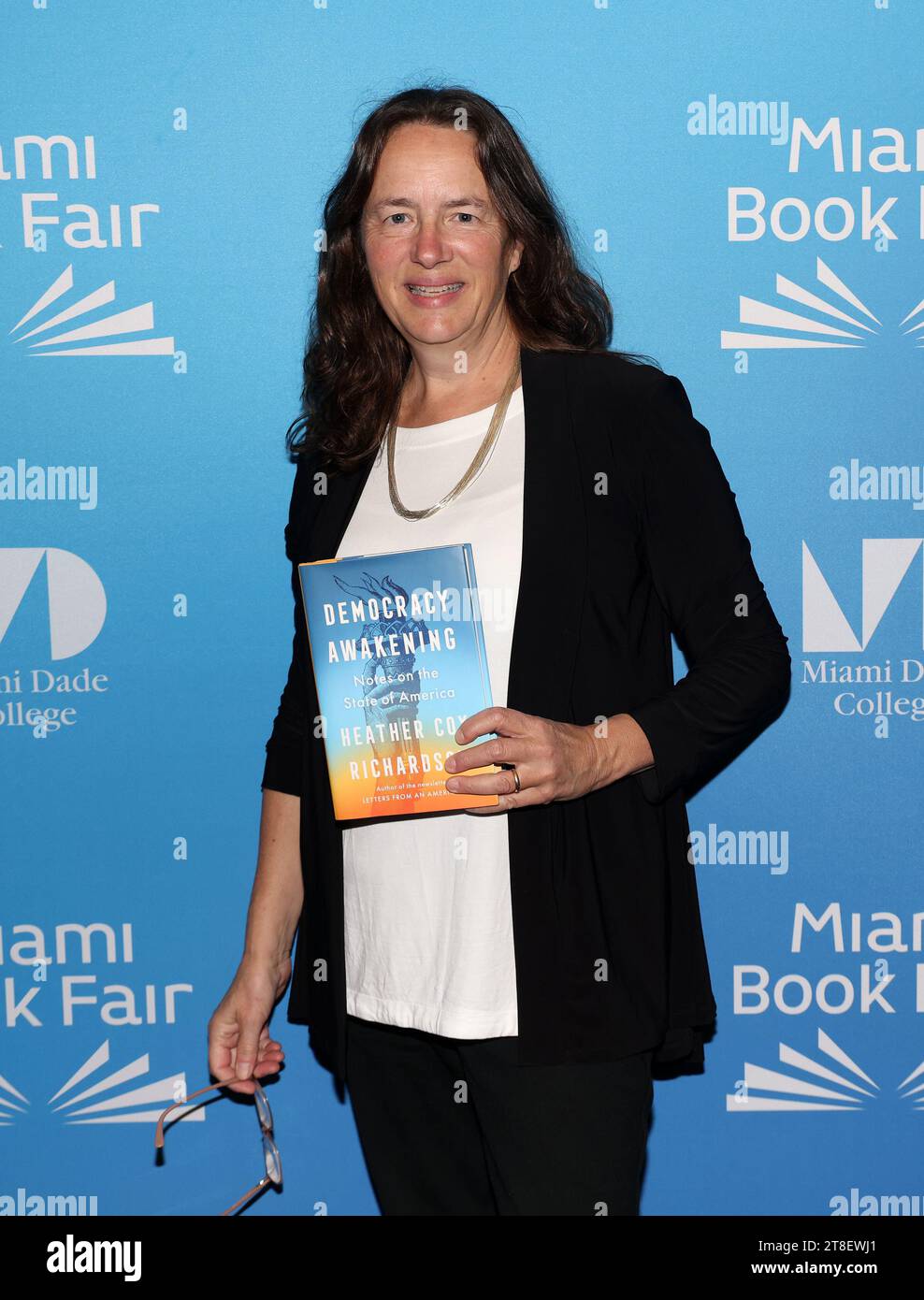 MIAMI, FL-18. November 2023: Die Autorin Heather Cox Richardson wird ...
