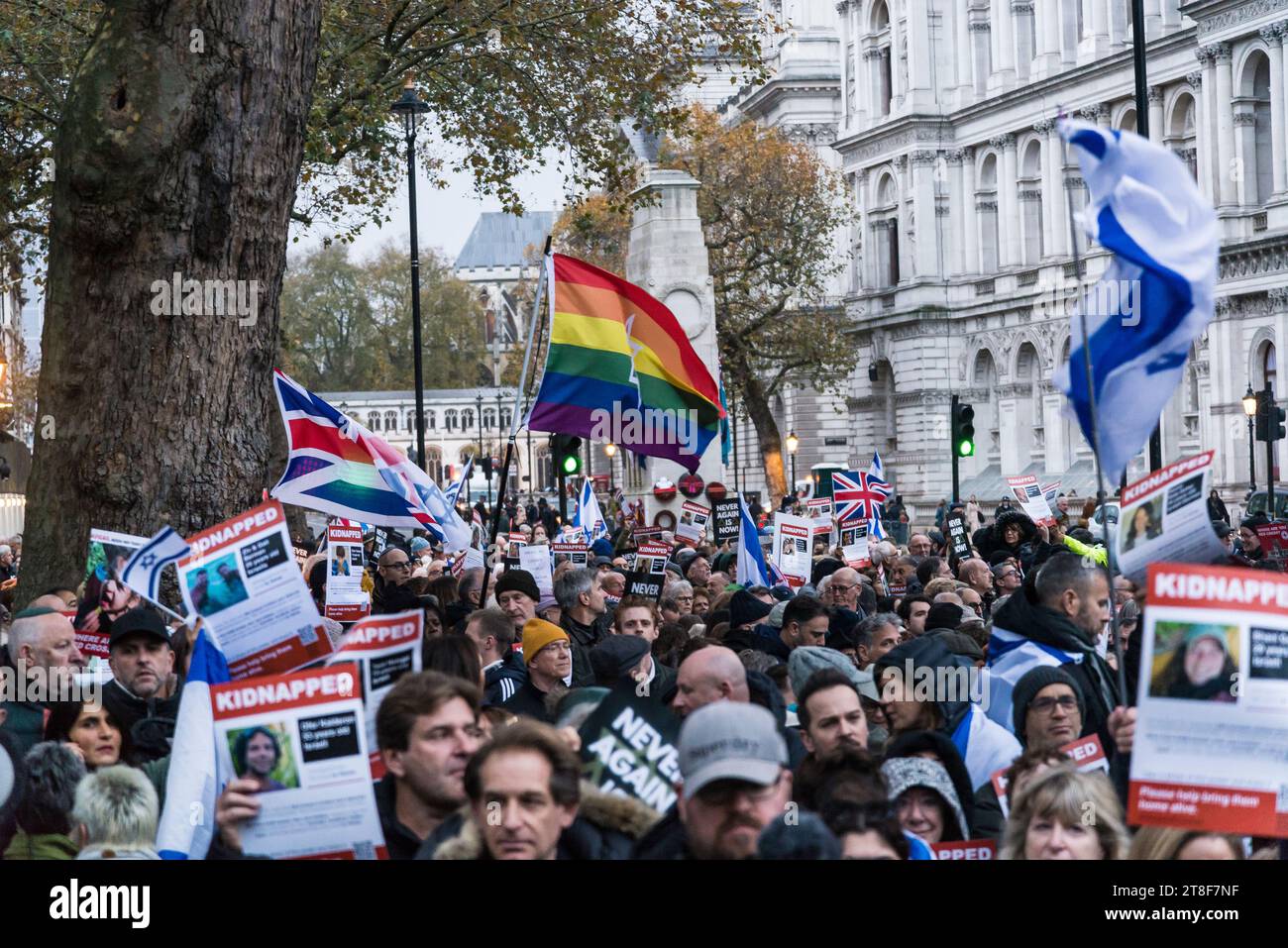 LGBTQ+-Flagge bei der „Never Again is Now“, einer Gebets- und ...