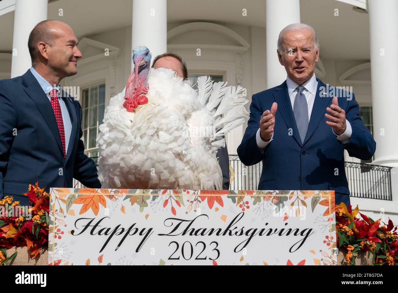 Washington, Usa. November 2023. Präsident Joe Biden (R) gibt Gesten ...