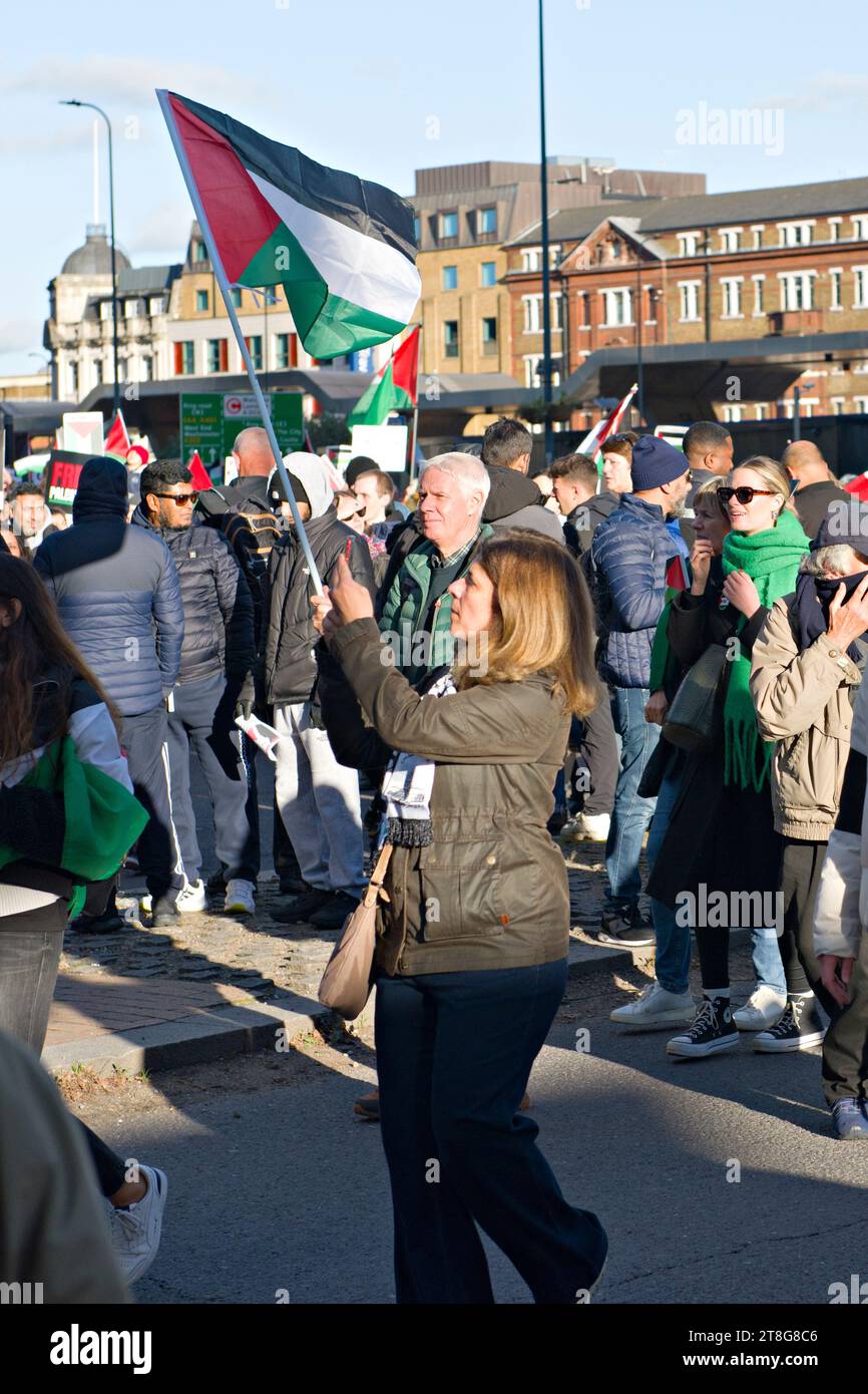 Teilnehmer des protestmarsches vom 11. November gegen die israelische ...