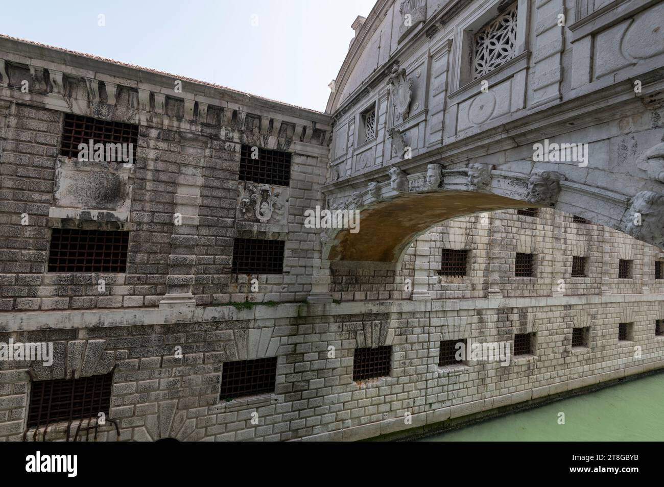 Das Prigioni Nuove (neues Gefängnis), verbunden durch die Ponta dei ...