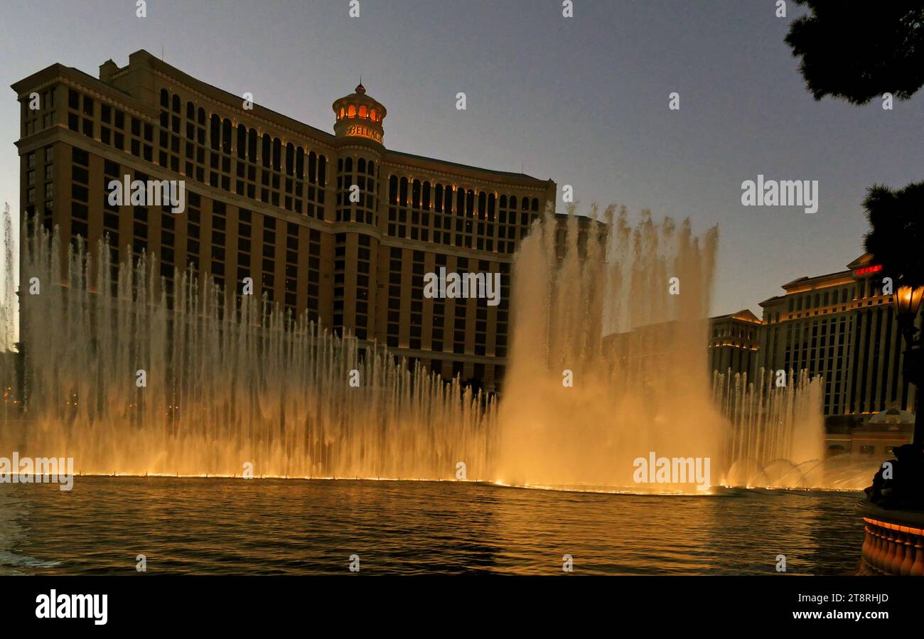 Die Brunnen von Bellagio. Las Vegas, in einer Stadt mit einem explodierenden Vulkan, dem ...