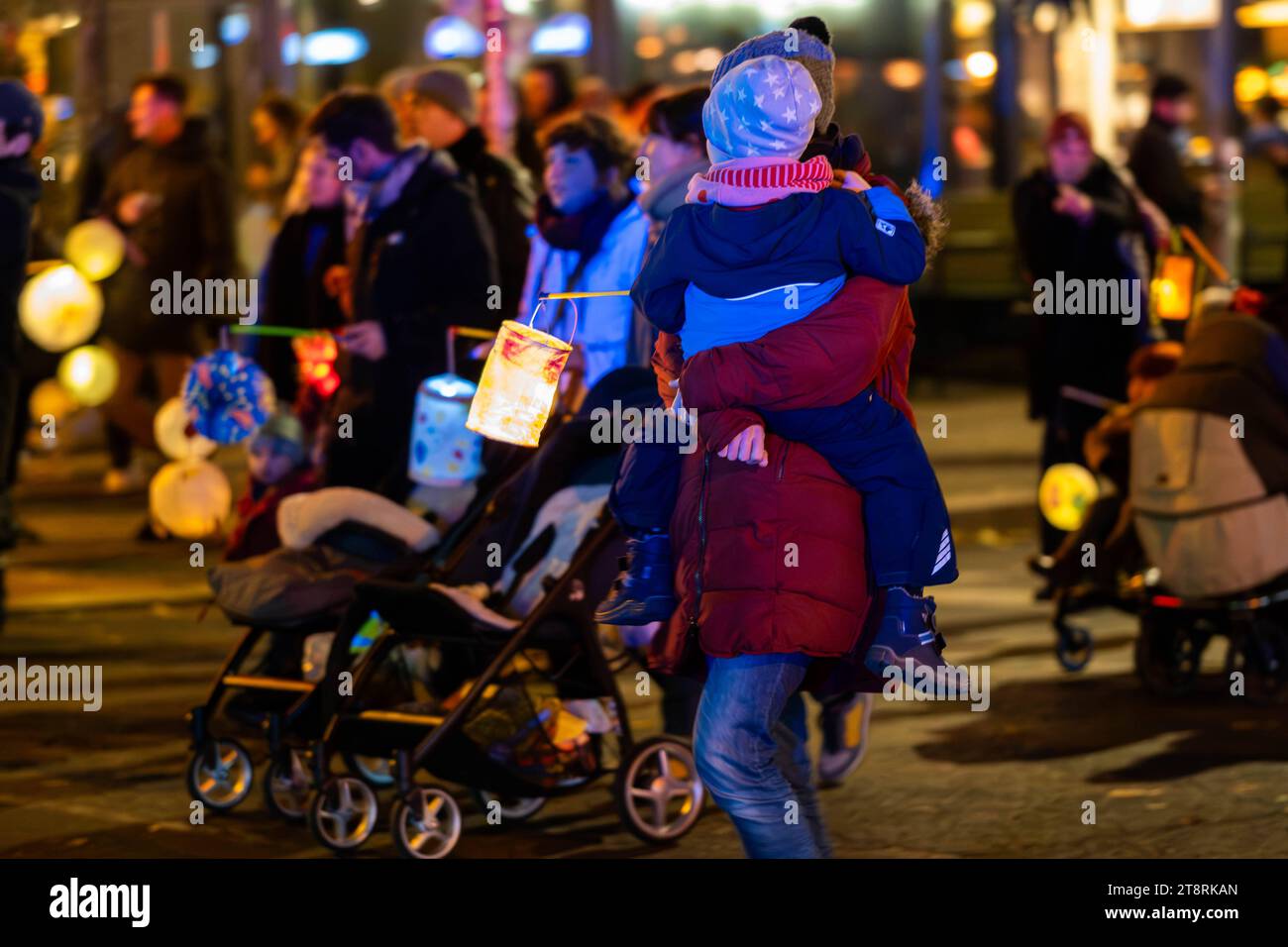 Traditioneller Laternenumzug zum Martinstag durch Berlin-Prenzlauer ...