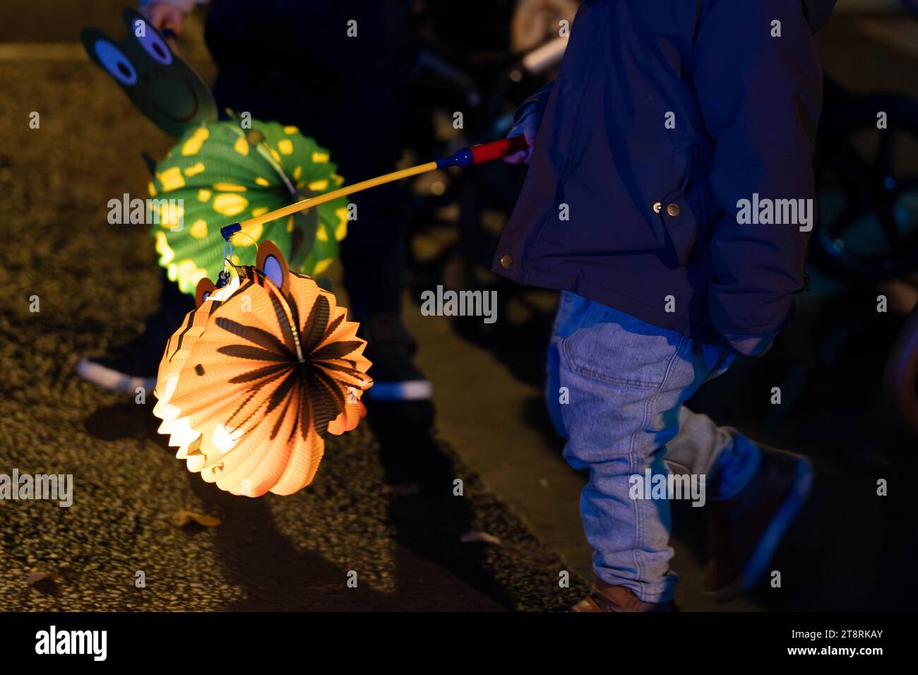 Traditioneller Laternenumzug zum Martinstag durch Berlin-Prenzlauer ...