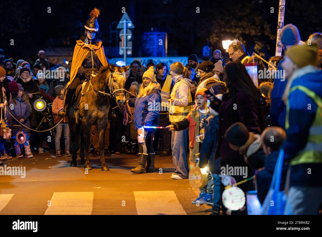 Traditioneller Laternenumzug zum Martinstag durch Berlin-Prenzlauer ...