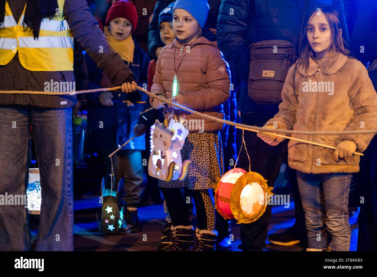 Traditioneller Laternenumzug zum Martinstag durch Berlin-Prenzlauer Berg. Der Umzug mit mehreren ...
