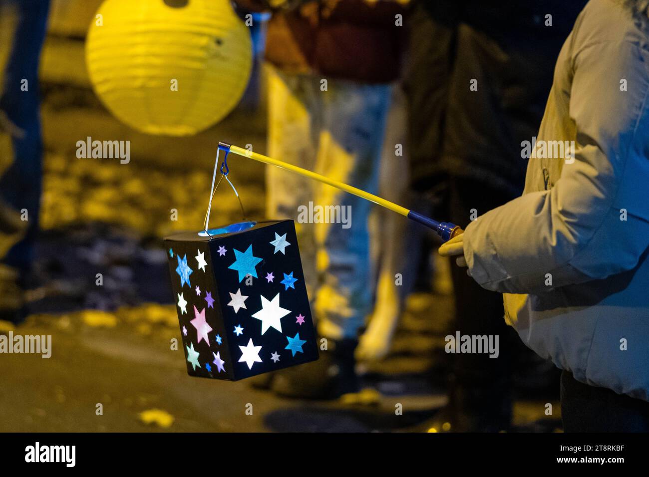 Traditioneller Laternenumzug zum Martinstag durch Berlin-Prenzlauer ...