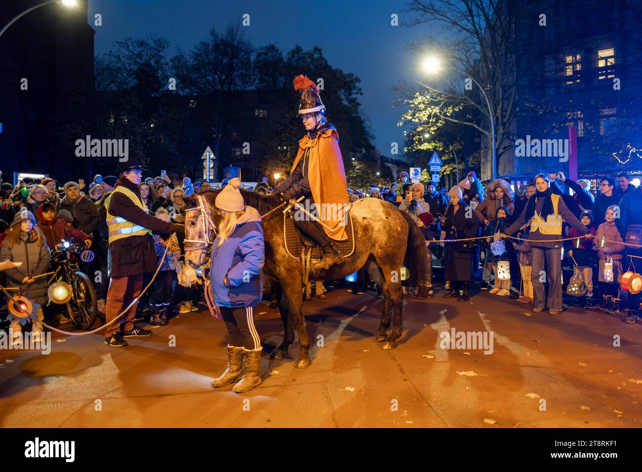 Traditioneller Laternenumzug zum Martinstag durch Berlin-Prenzlauer ...