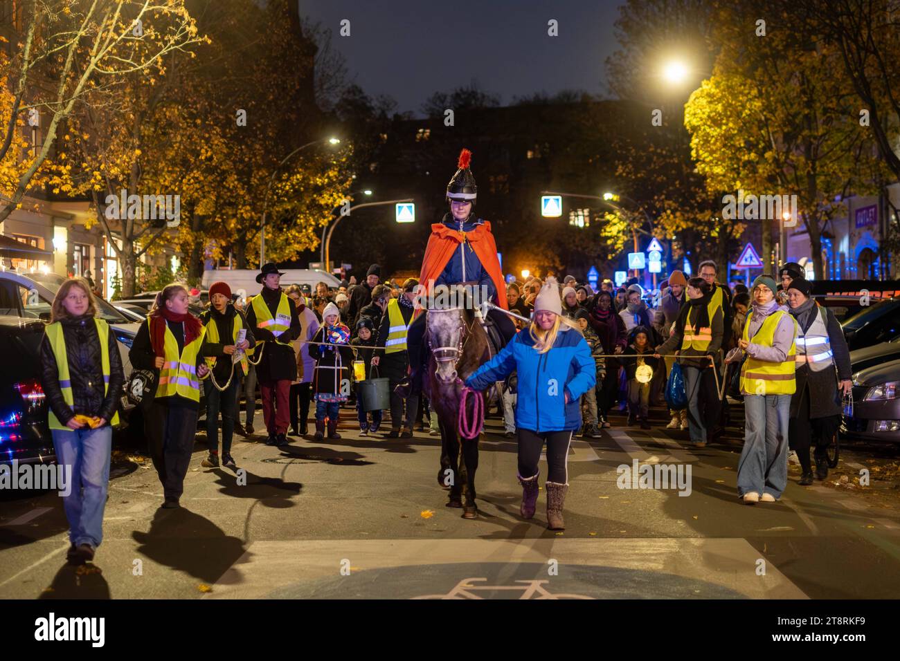 Traditioneller Laternenumzug zum Martinstag durch Berlin-Prenzlauer ...