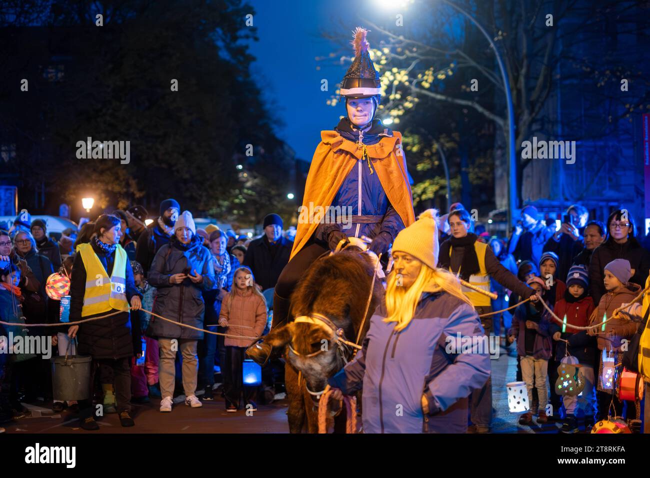 Traditioneller Laternenumzug zum Martinstag durch Berlin-Prenzlauer ...