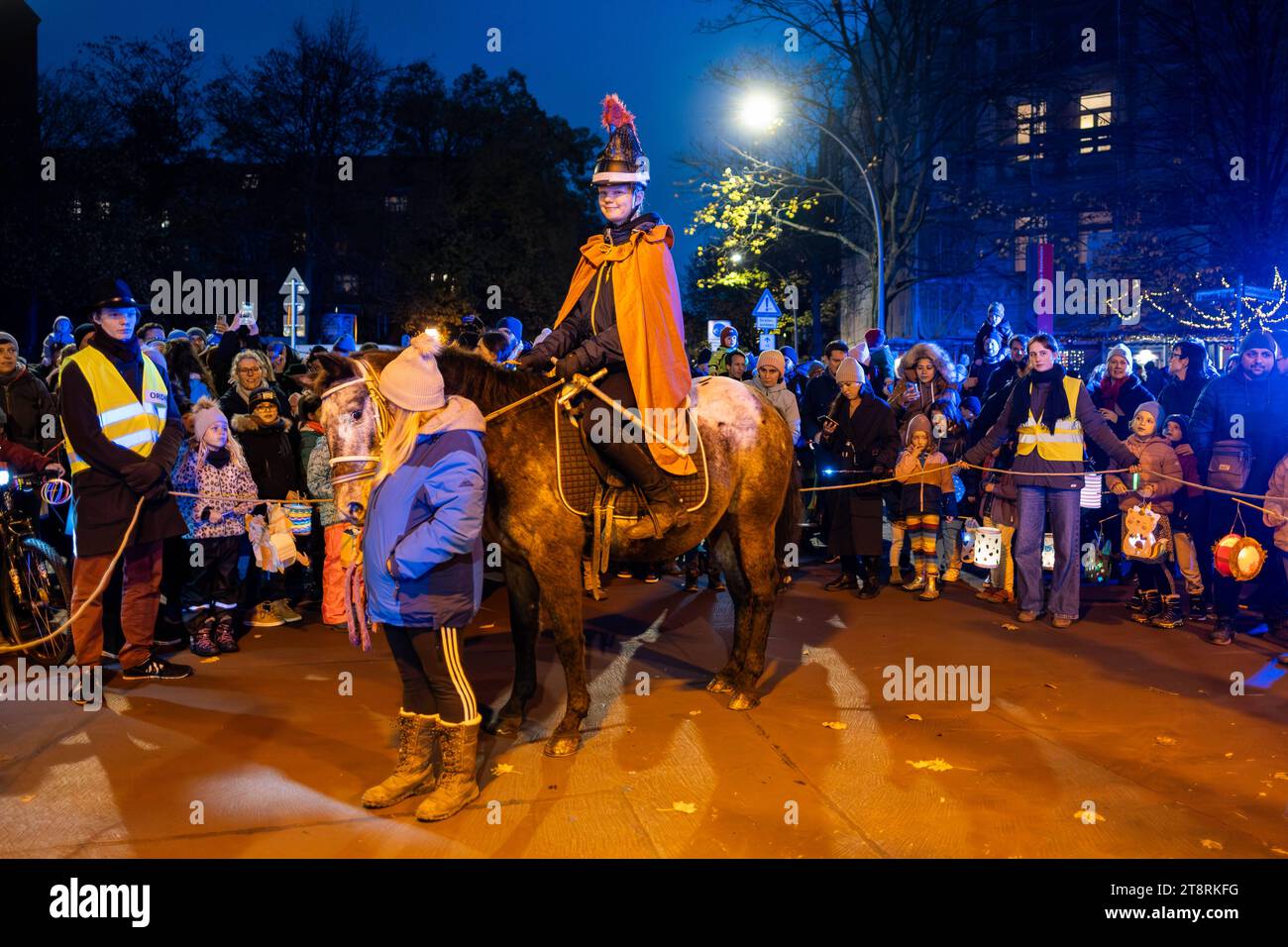Traditioneller Laternenumzug zum Martinstag durch Berlin-Prenzlauer ...