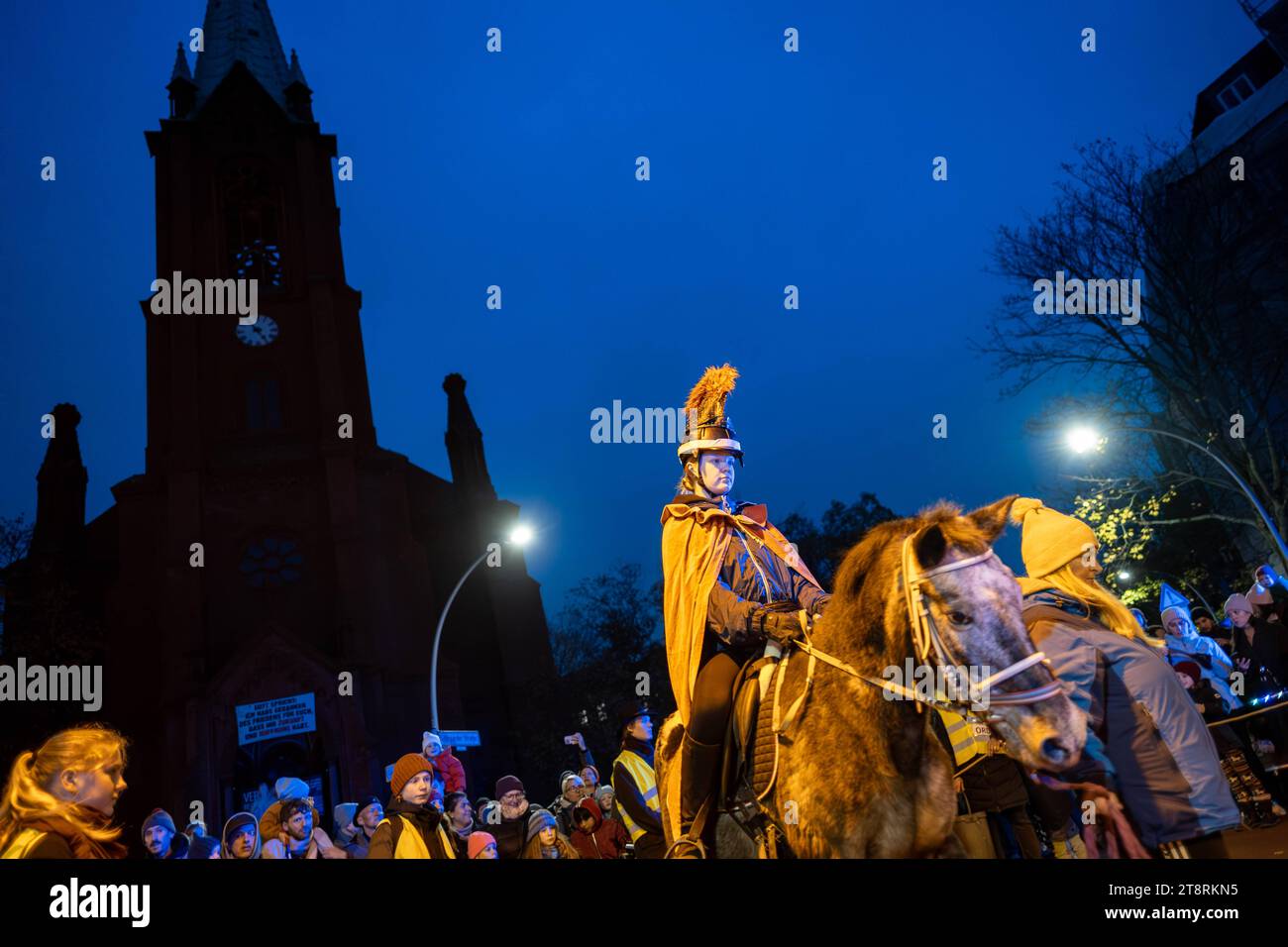 Traditioneller Laternenumzug zum Martinstag durch Berlin-Prenzlauer ...