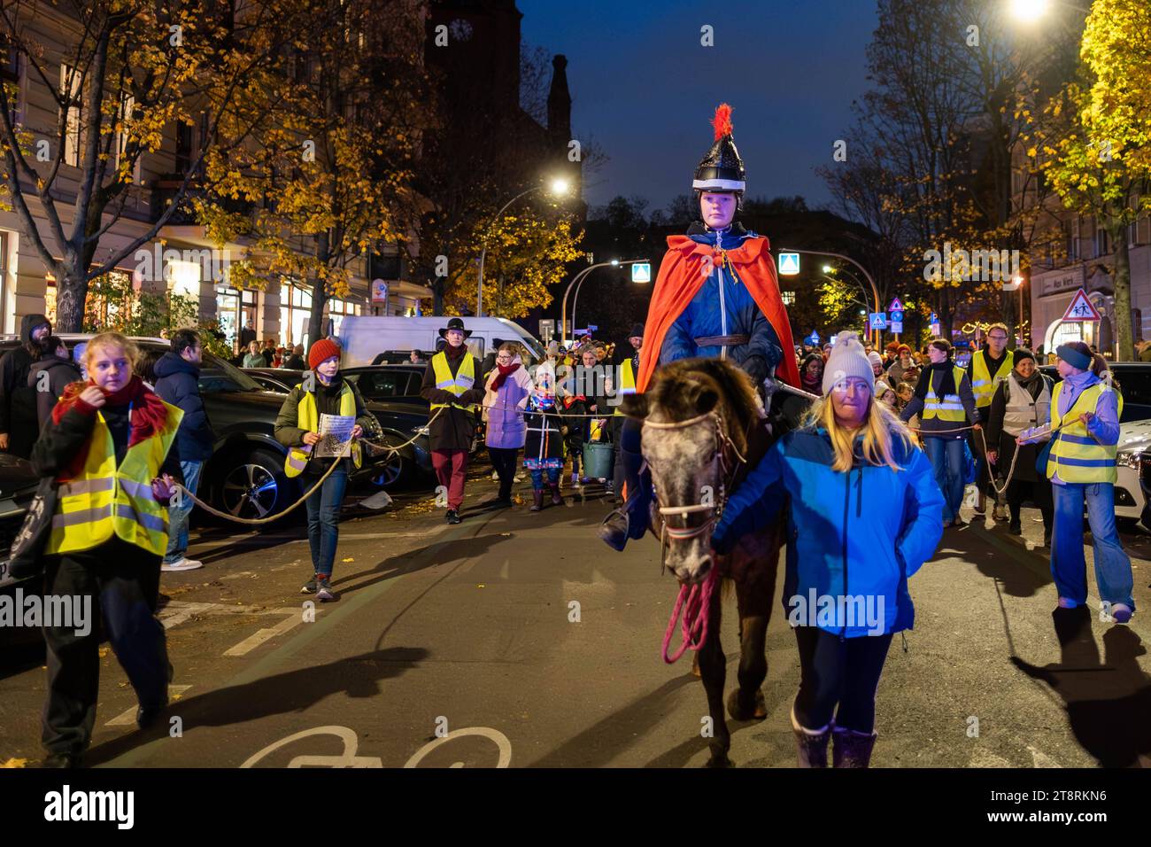 Traditioneller Laternenumzug zum Martinstag durch Berlin-Prenzlauer ...