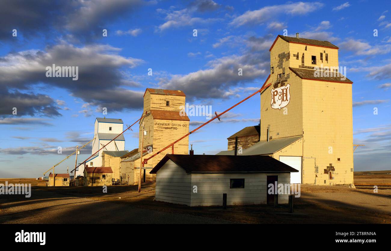 Kornelevatoren. Mossleigh Alberta, drei alte Getreideaufzüge, die sehr ...