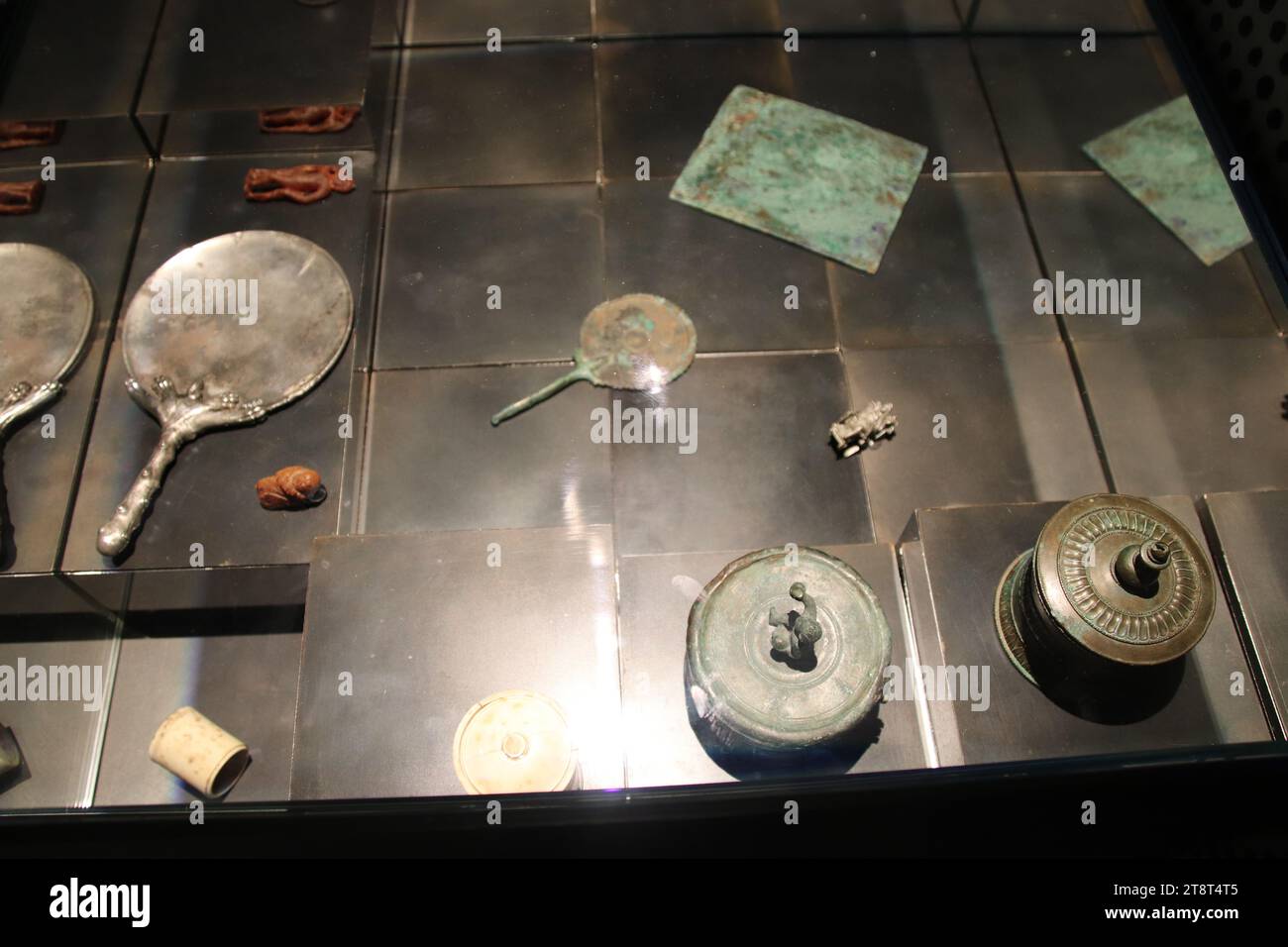 Ruinen von Pompeji: Spiegel aus Bronze und Deckelgläser aus Pompeji ...