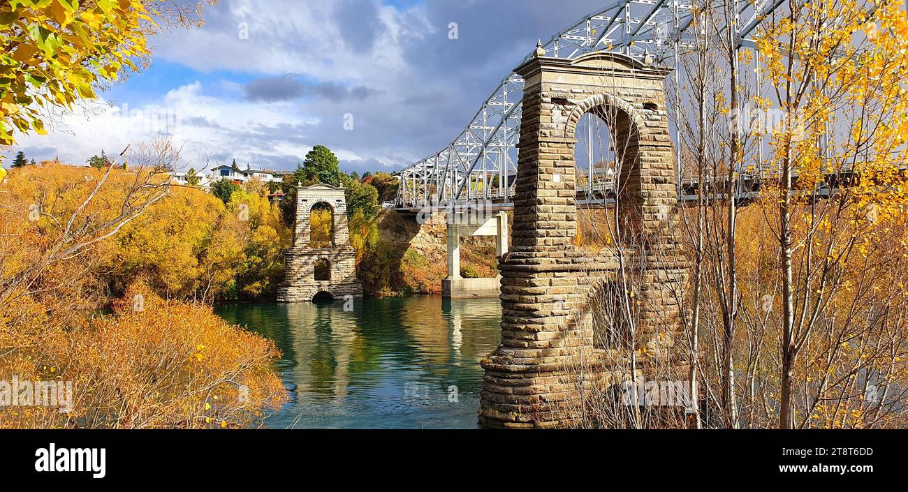 Die Alexandra Bridge Towers, die auf der anderen Seite des Clutha River ...