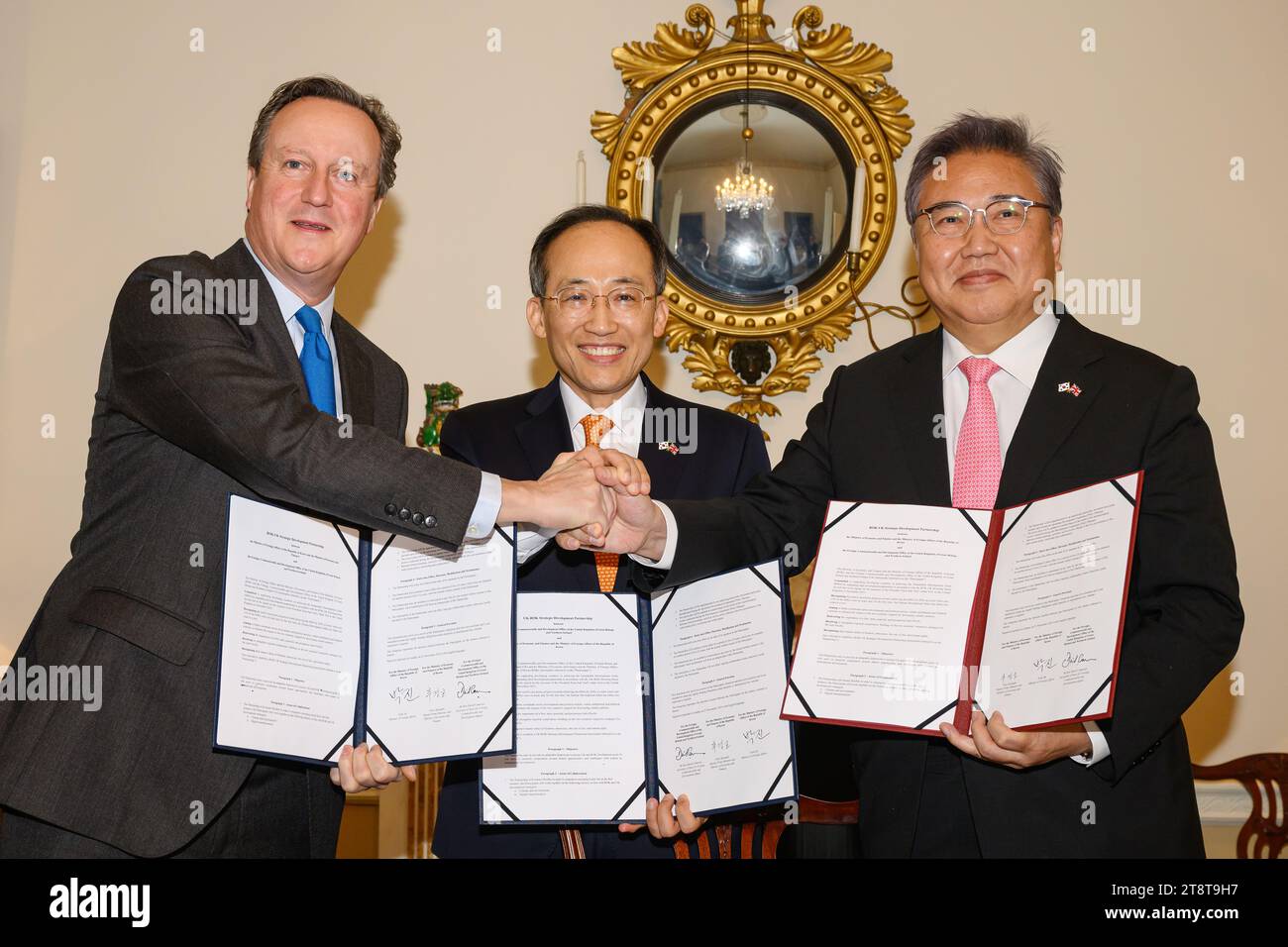 (Von links nach rechts) Außenminister David Cameron, Südkoreas ...