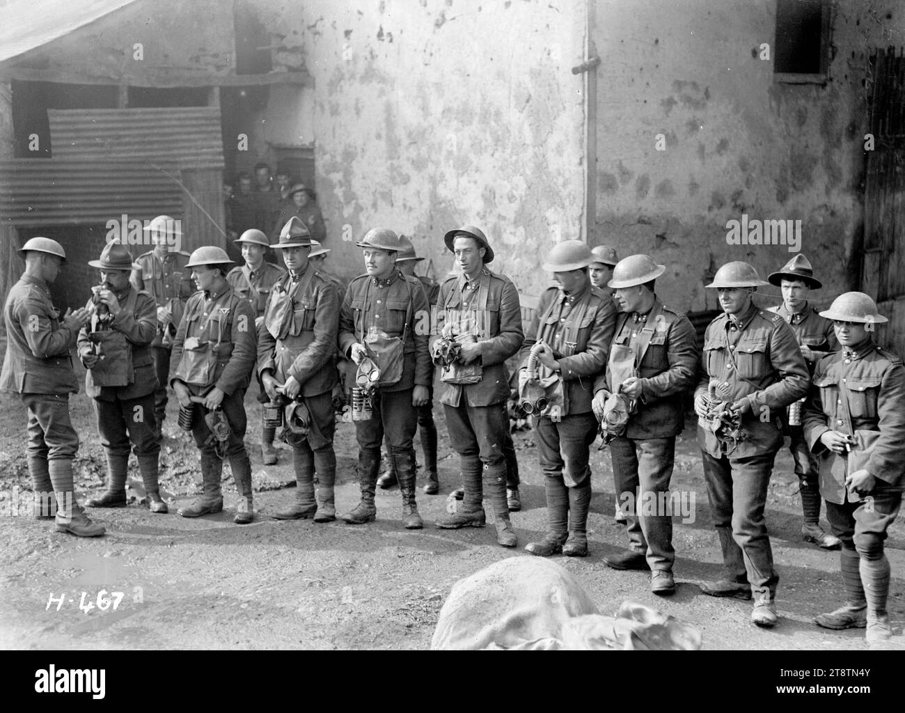 Gasmasken folgen -Fotos und -Bildmaterial in hoher Auflösung – Alamy