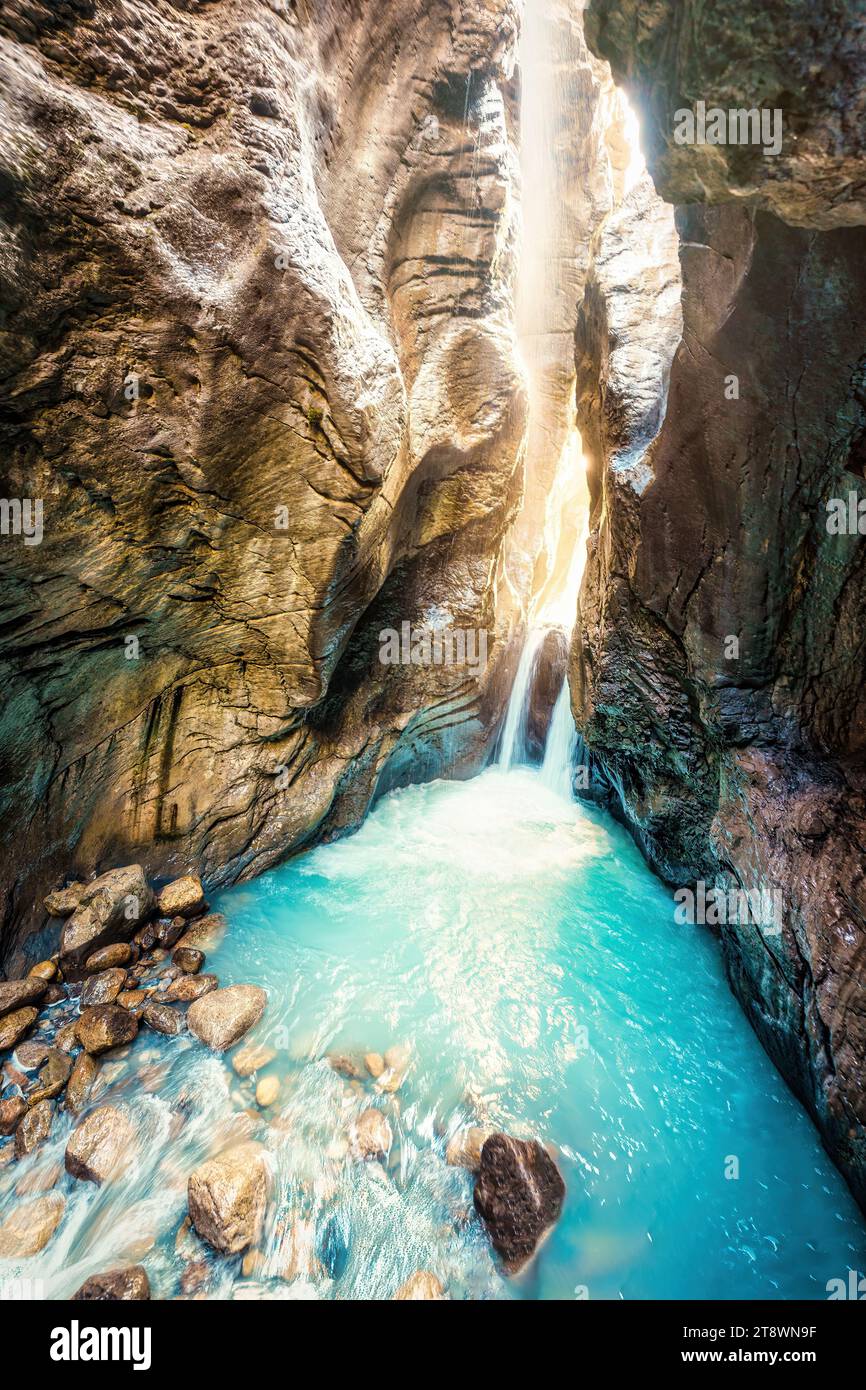 Wunderschöner Wasserfall mit Lichtschein in der Rosenlaui ...