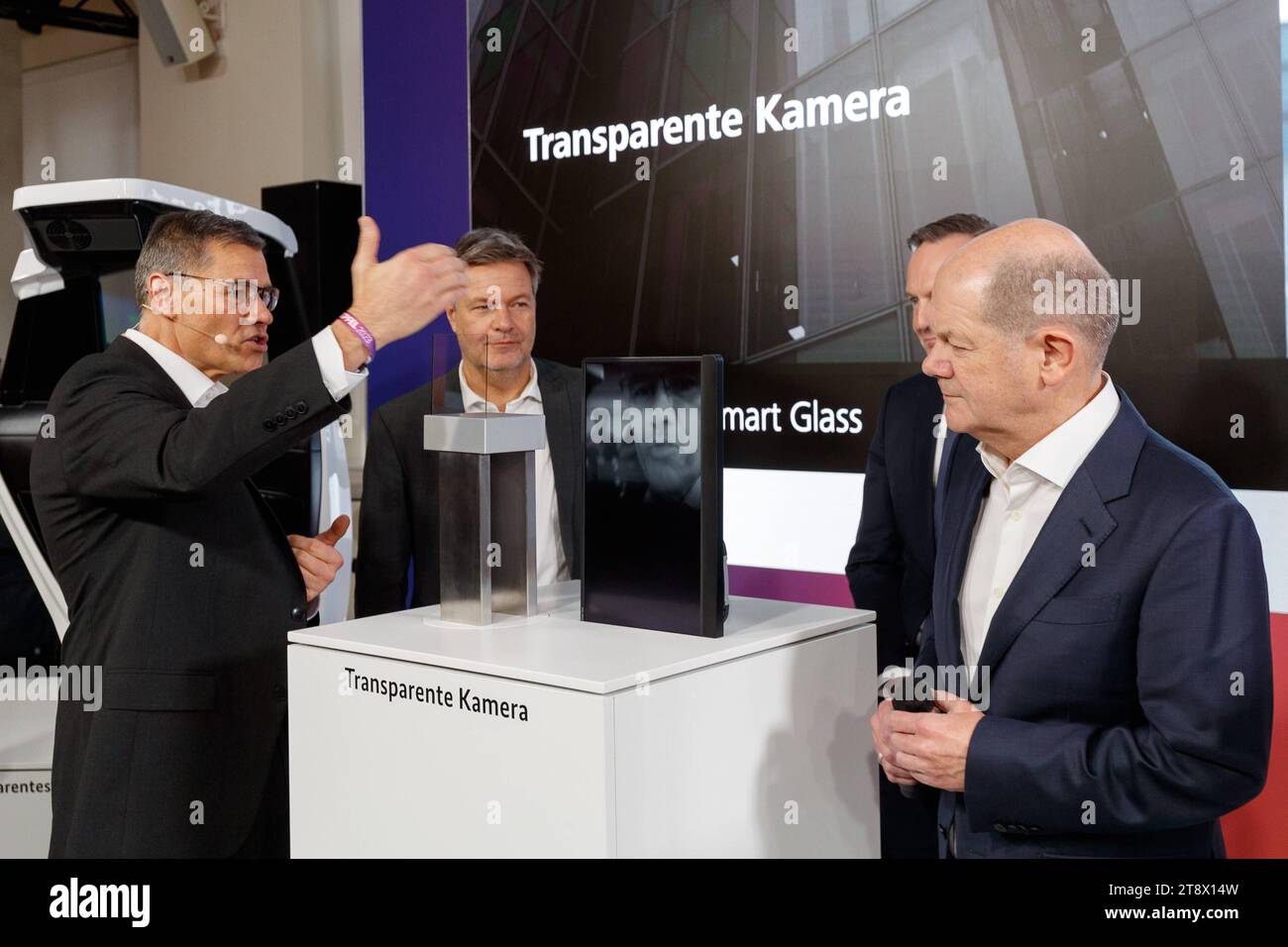 Exponaterundgang des Bundeskanzlers Olaf Scholz mit Minister Wissing ...