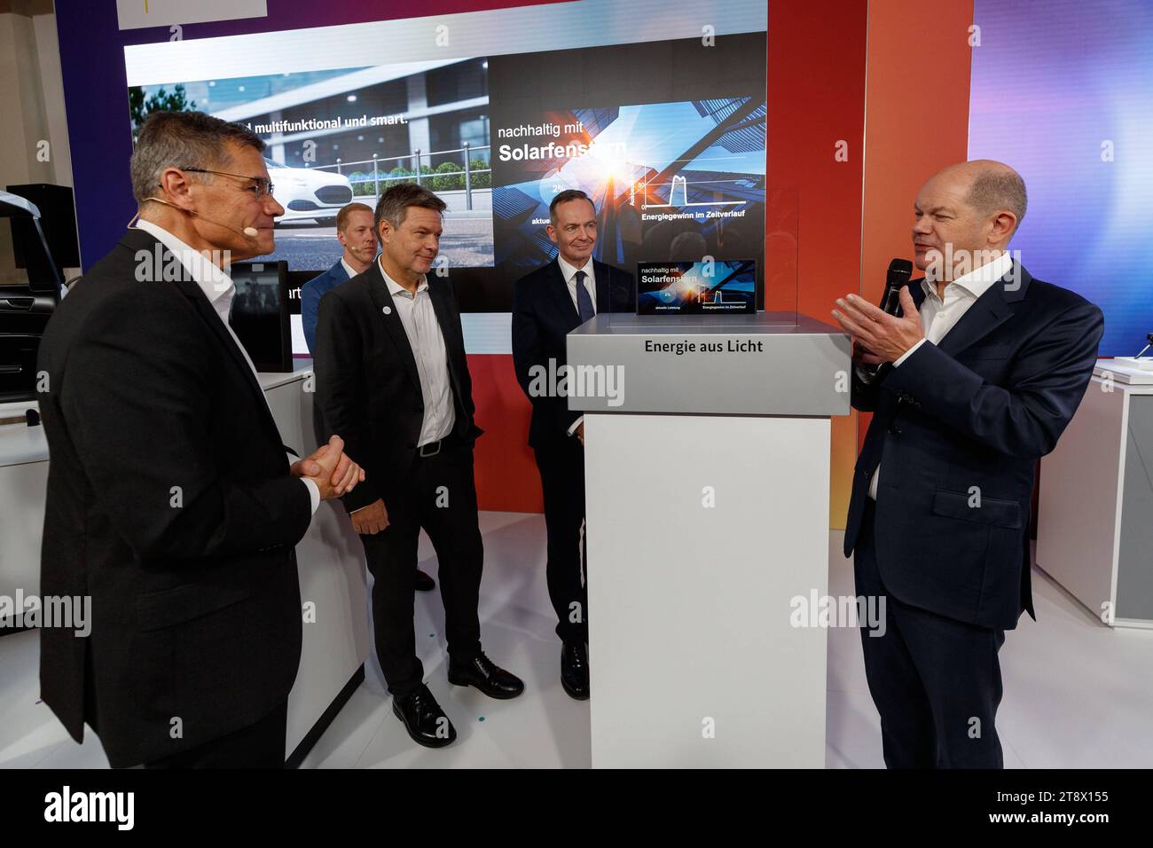 Exponaterundgang des Bundeskanzlers Olaf Scholz mit Minister Wissing ...