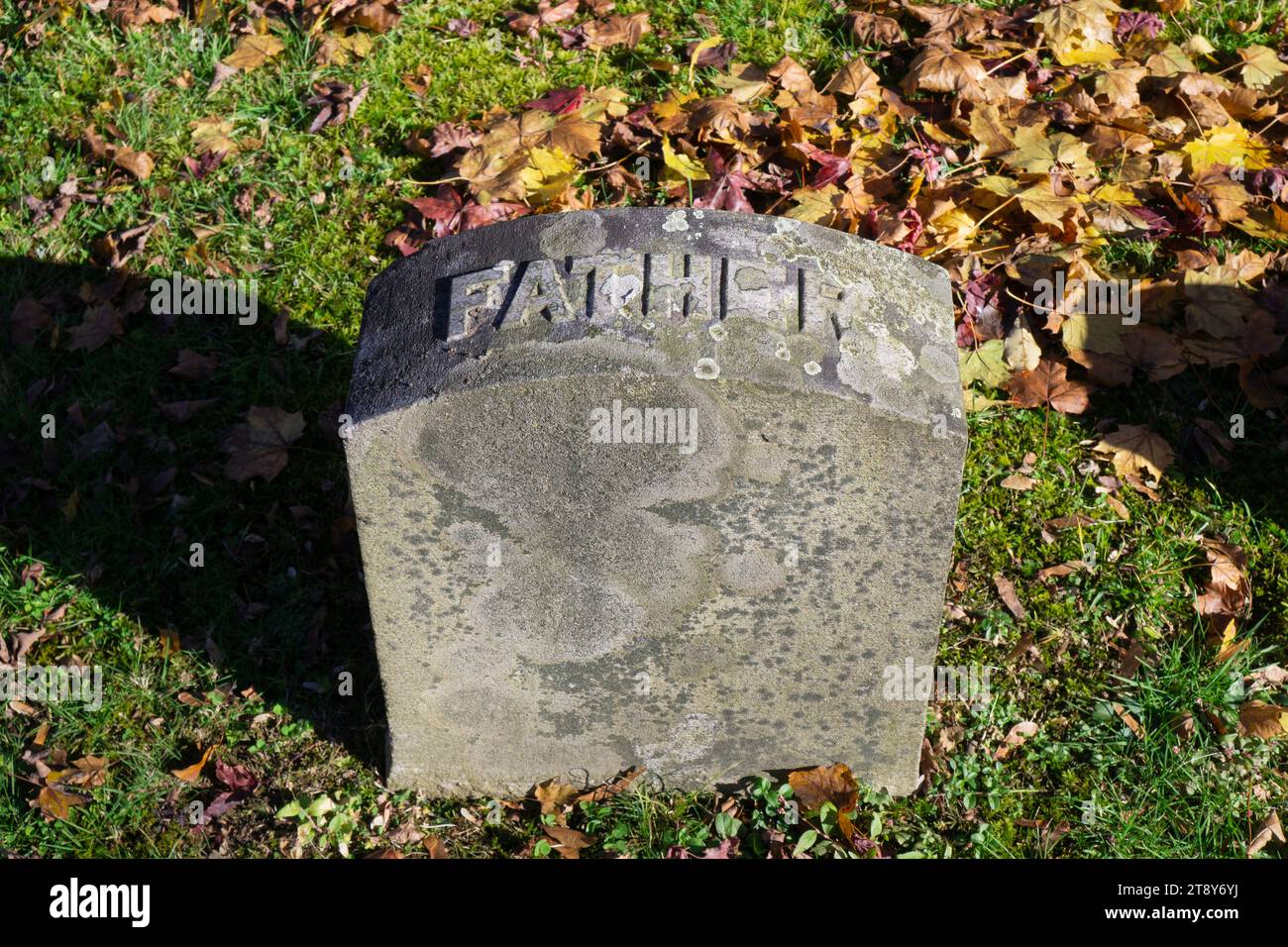 Ein kleiner Grabstein, der nur Vater sagt und von gefallenen Blättern ...