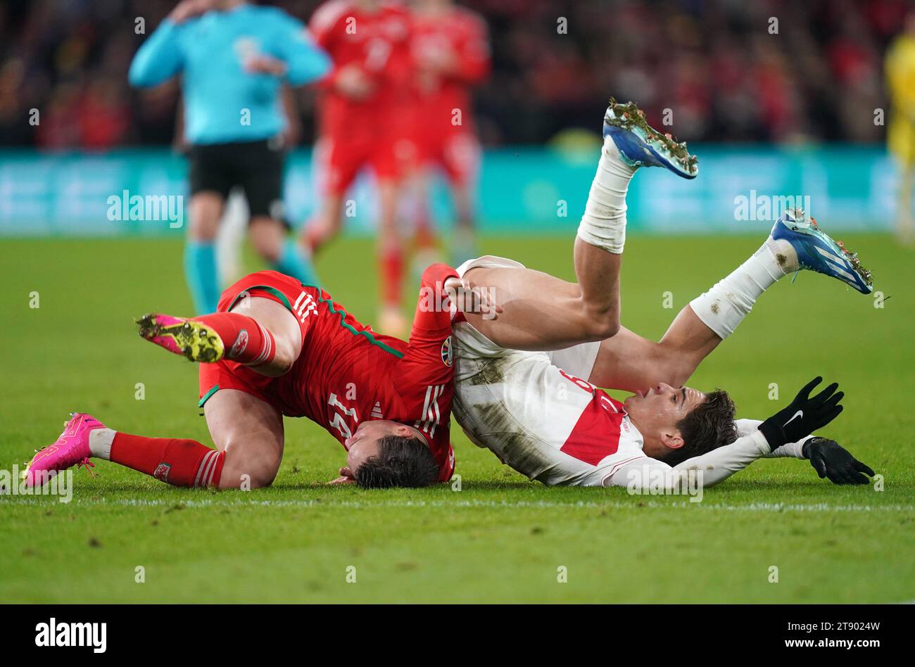 Connor Roberts (links) trifft beim Qualifikationsspiel der Gruppe D zur ...