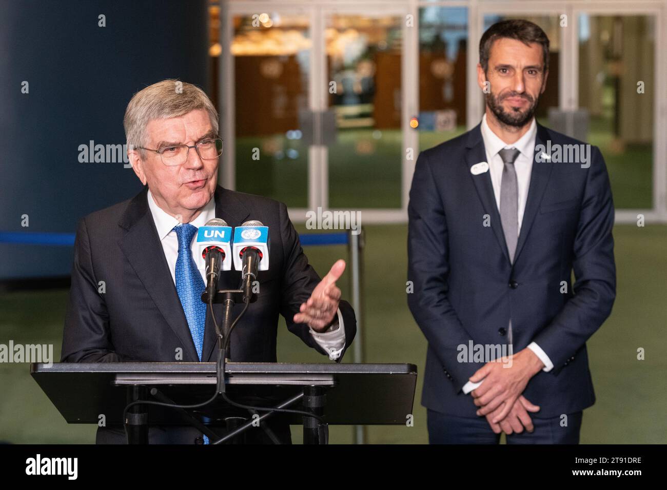 Thomas Bach spricht, als er und Tony Estanguet am 21. November 2023 ein ...