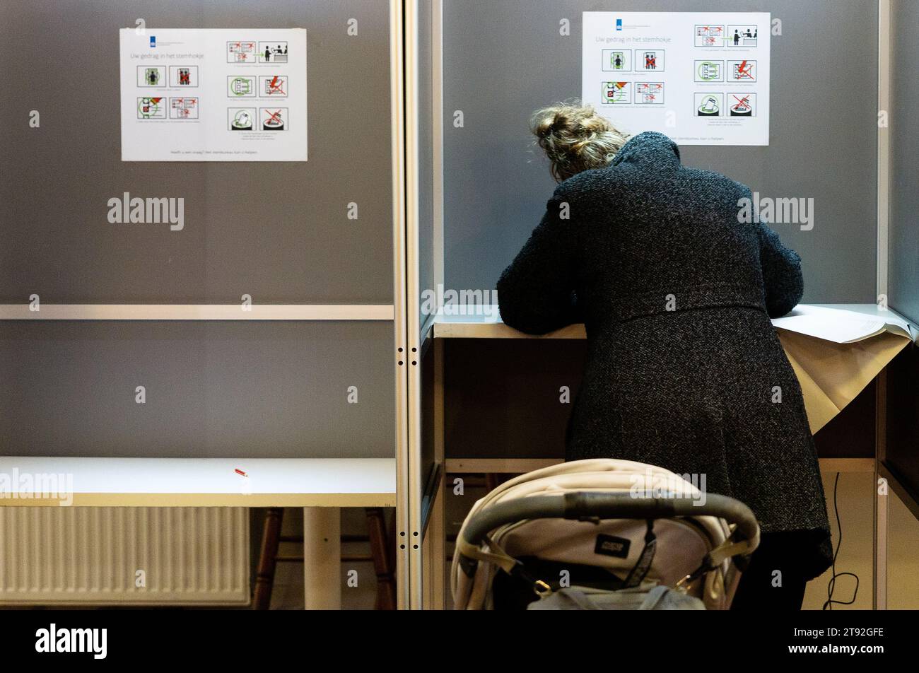 Niederlande. November 2023. TILBURG - die Menschen geben ihre Stimme ...
